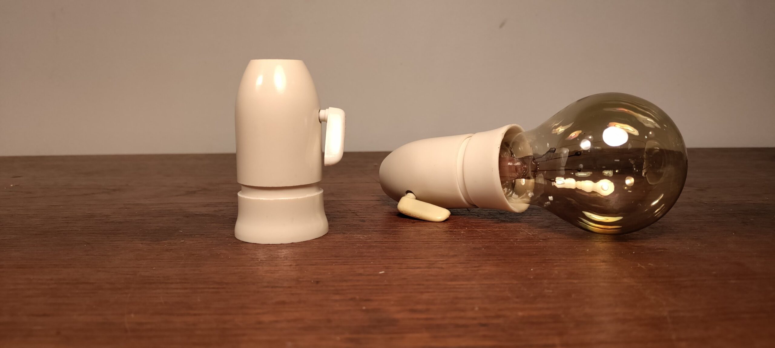 Antik hvid bakelit fatning E27 med vippe afbryder. • Møllers ...